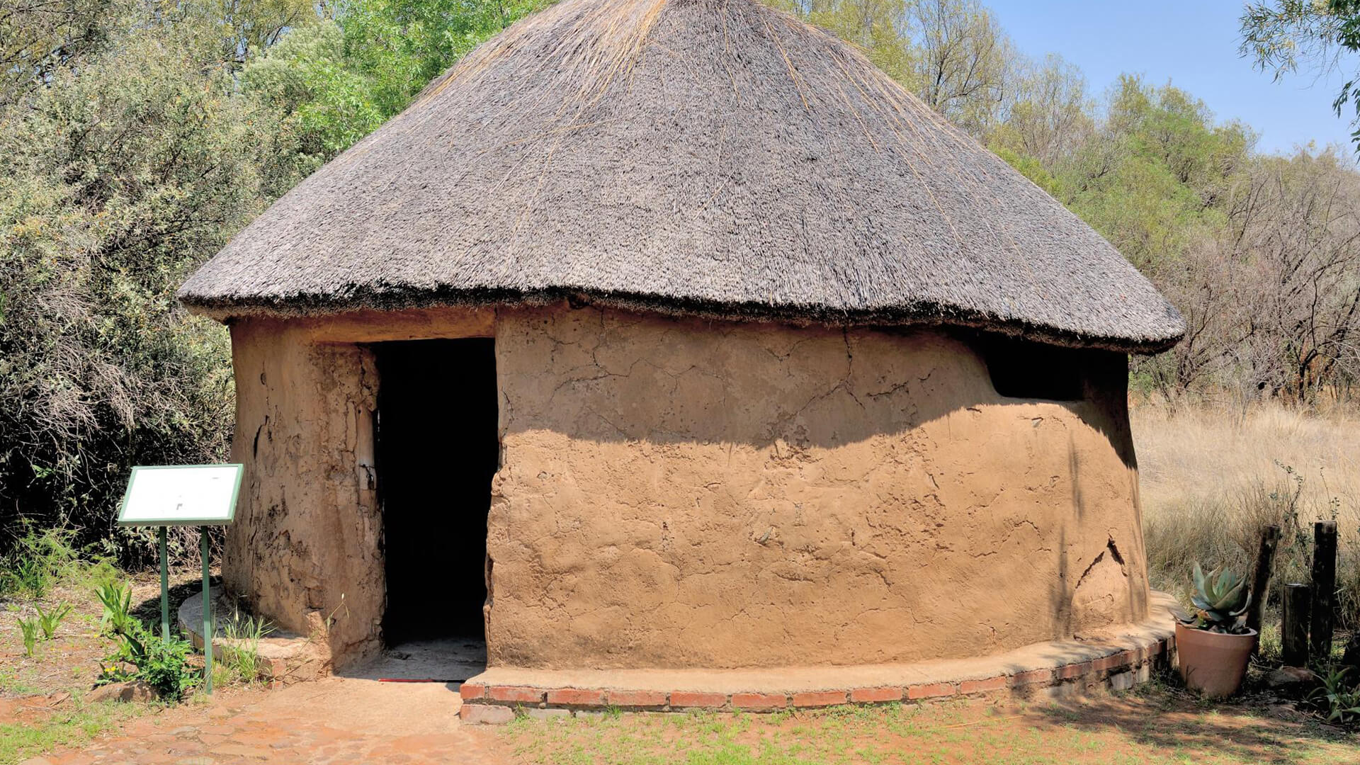 Sotho Hut houses — Maison des jeunes de Pointe-aux-Trembles